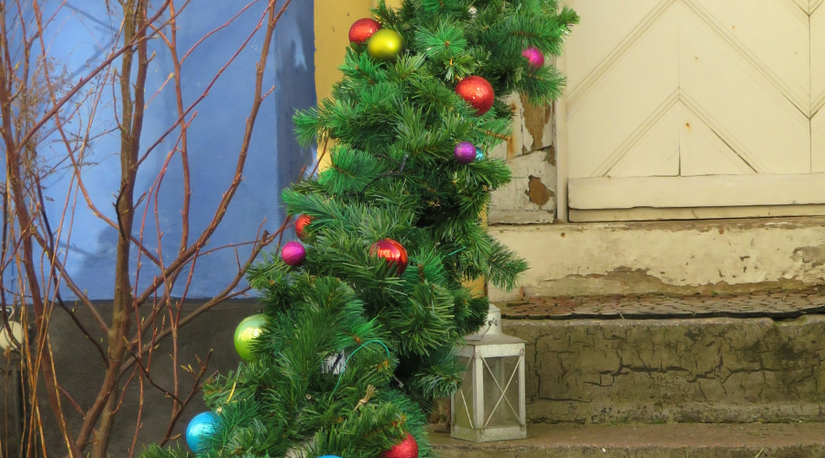 77 Christmas Garland Decorating Ideas For Your Front Porch