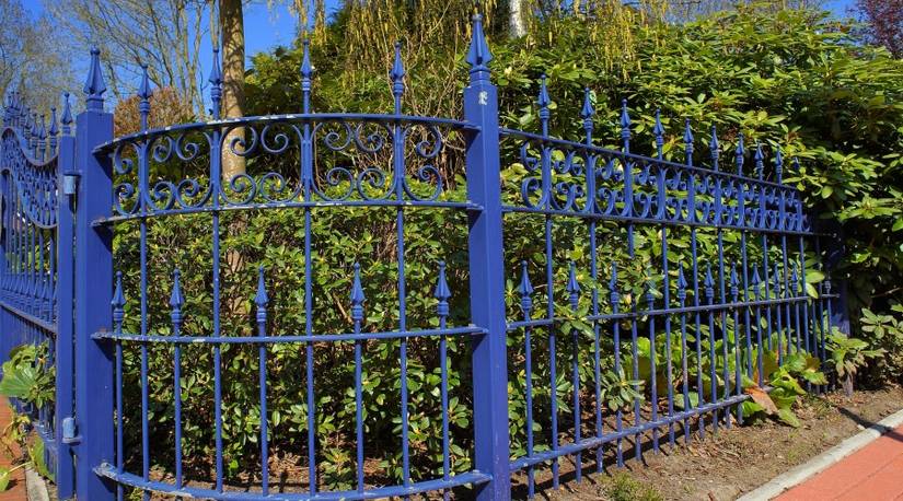 14 Charming Metal Fence Ideas