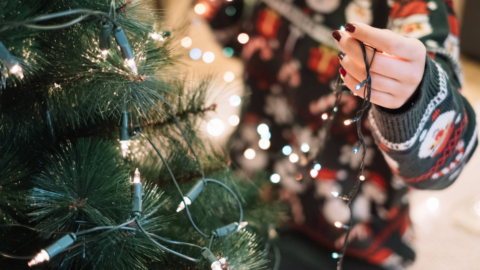 The Easiest Way To Hang Christmas Tree Lights