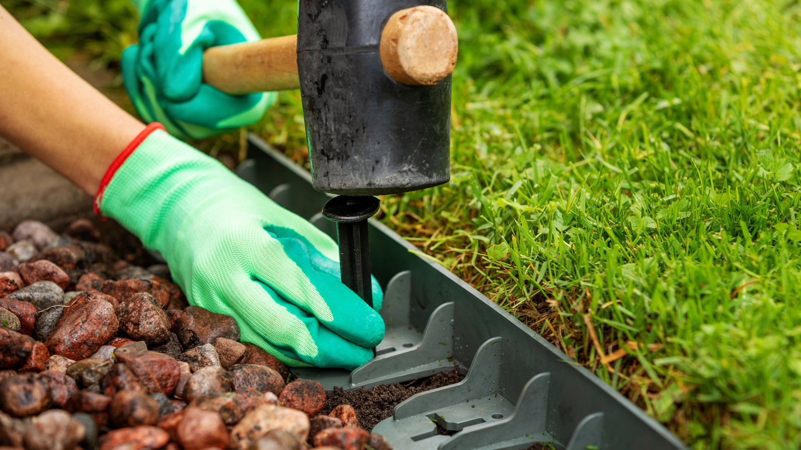 5 Garden Edging Ideas to Keep The Weeds Out