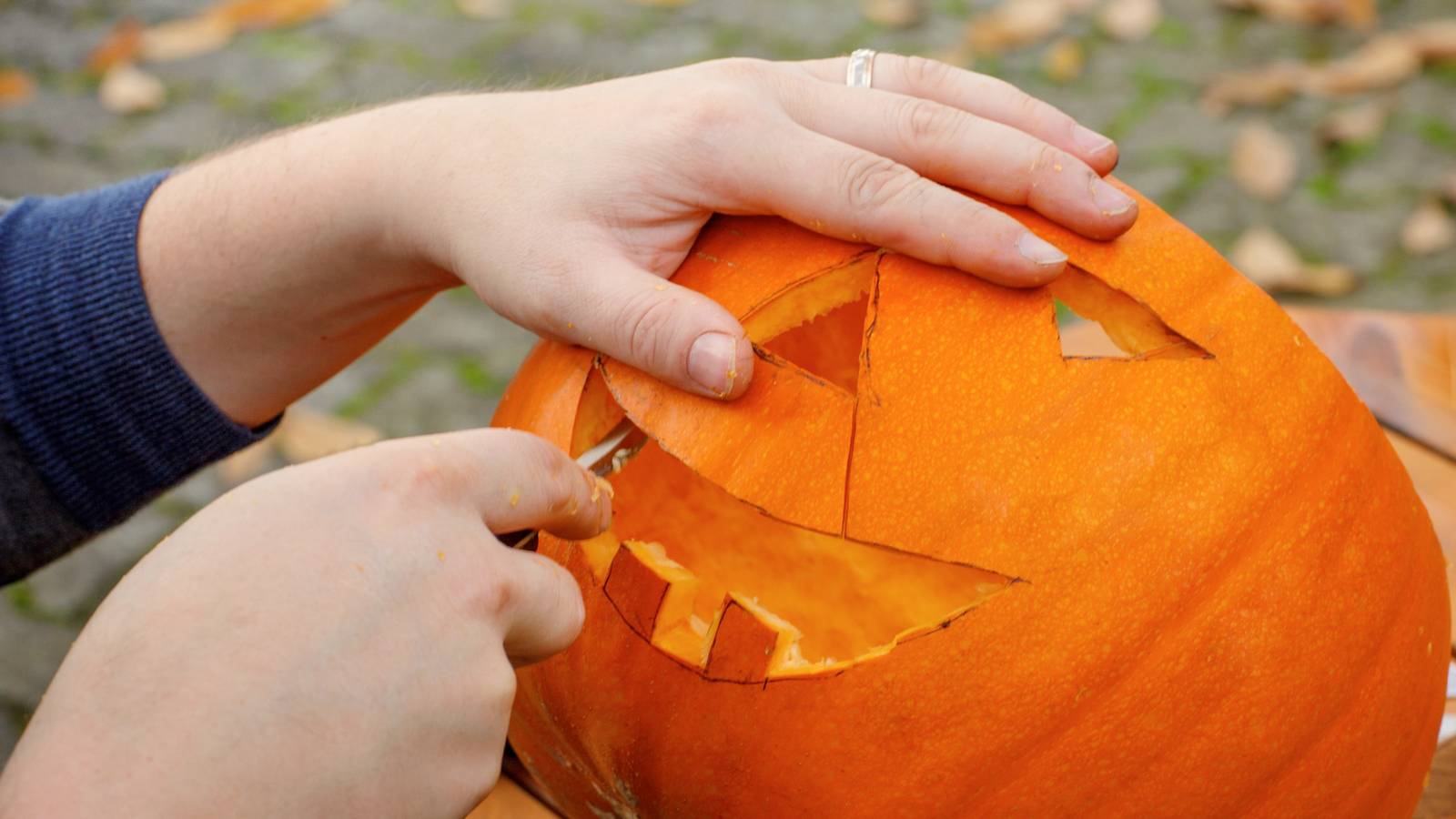 How to Carve Pumpkins