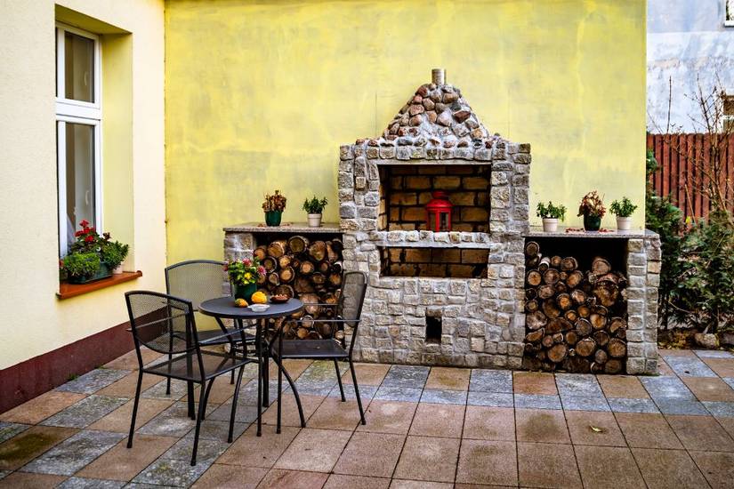 6 Outdoor Fireplace Ideas For a Cozy Backyard