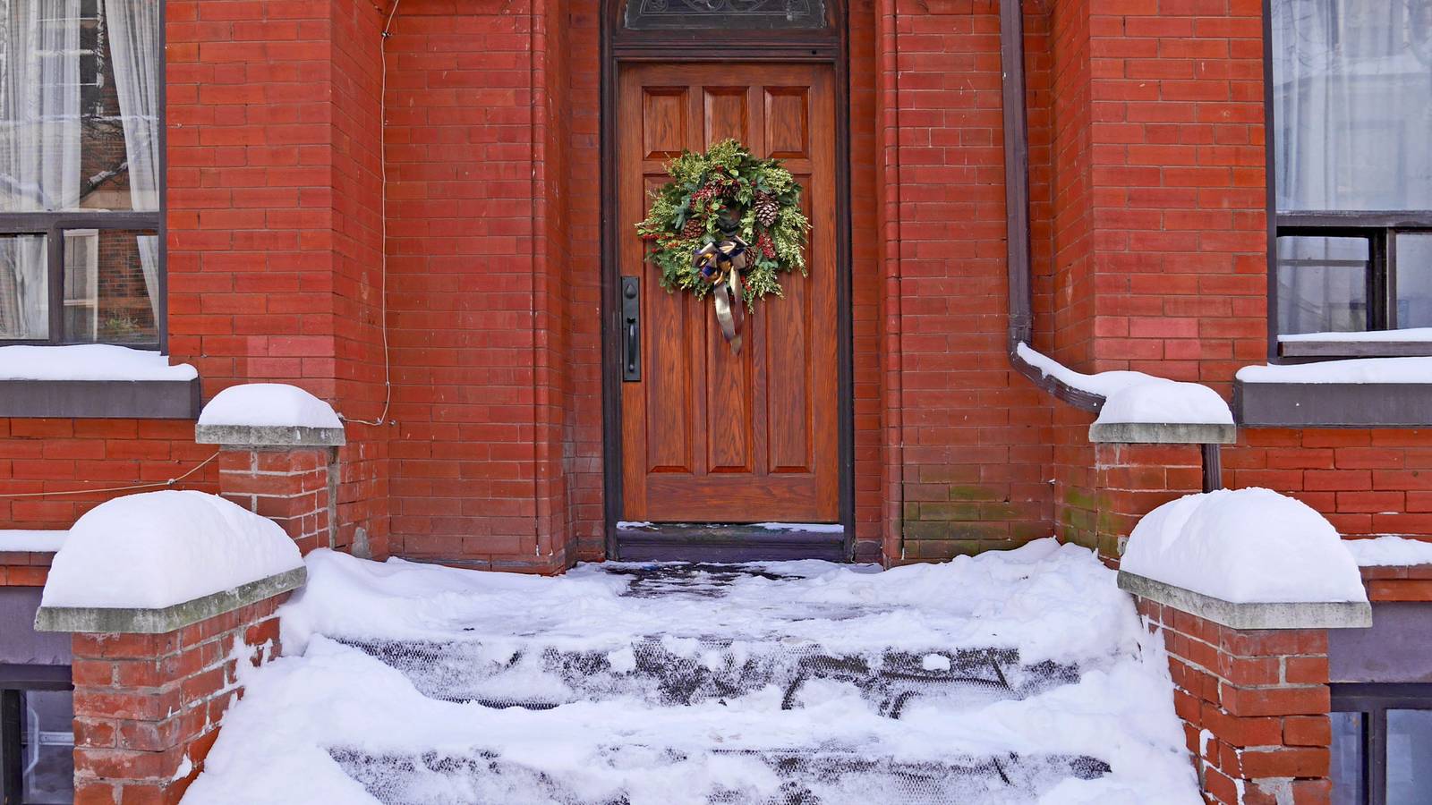 How to Use Baking Soda to Melt Snow