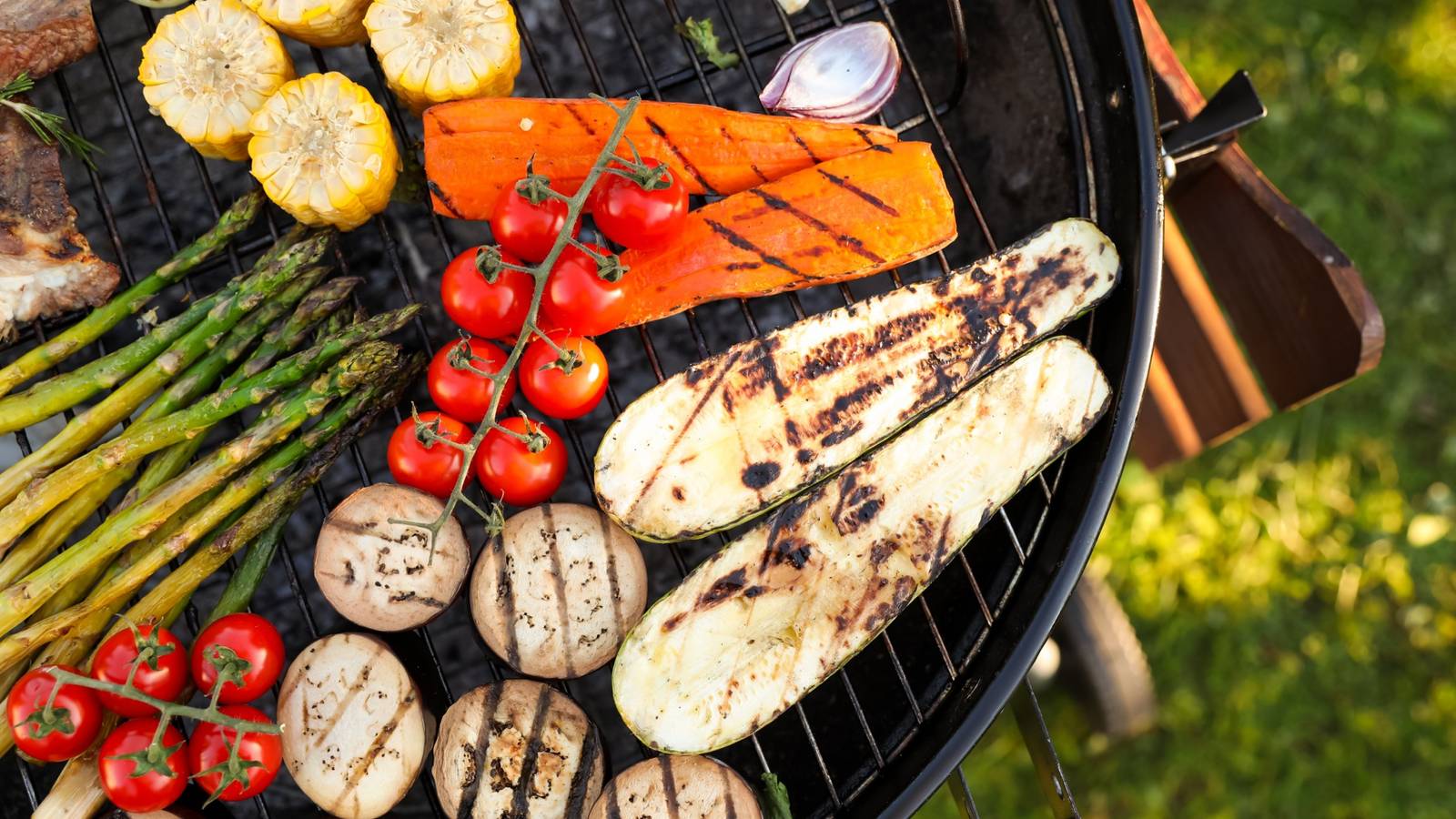 How to Make Delicious Grilled Salads with Garden Vegetables