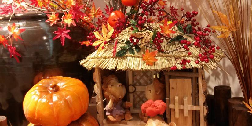 5 Fun Fall Decoration Ideas Using Cornstalks and Haybales