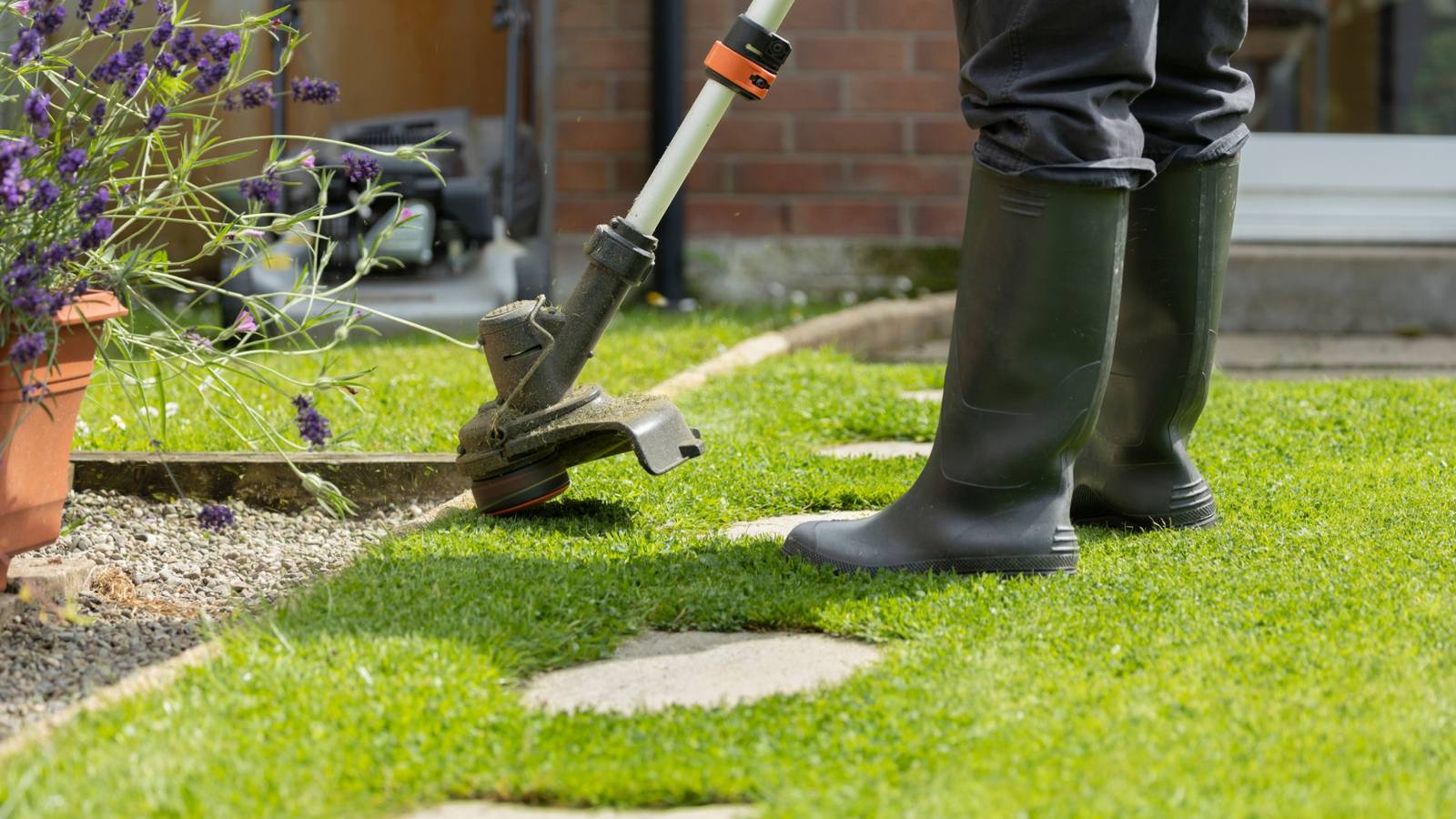 Use 6 Simple Steps To Keep Your Lawn Edges Neat