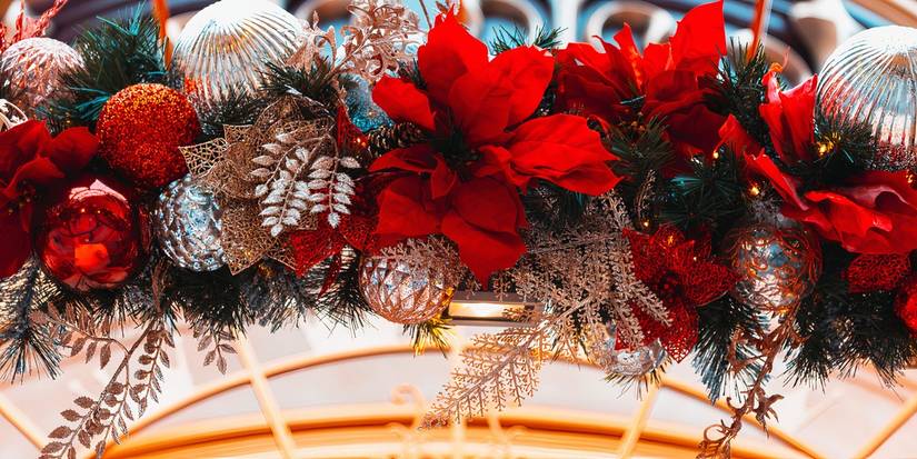 6 Creative Ways to Make Your Backyard Gate the Star of Your Holiday Decor