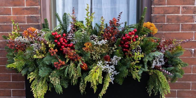Subtle Holiday Decor Ideas to Transform Your Yard