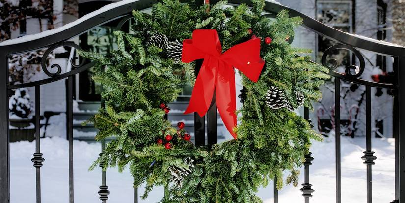 6 Creative Ways to Make Your Backyard Gate the Star of Your Holiday Decor