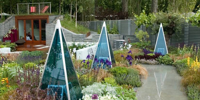 Use 6 Landscaping Ideas to Define Backyard Spaces