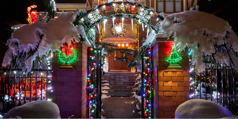 6 Creative Ways to Make Your Backyard Gate the Star of Your Holiday Decor