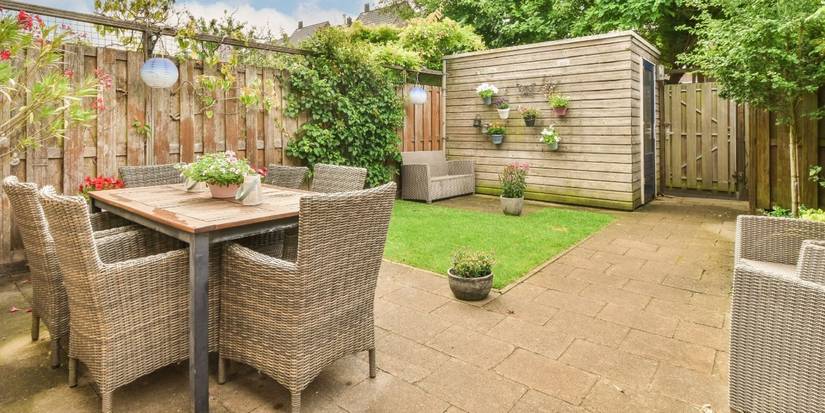 How to Set Up a Magical Outdoor Movie Theater at Home