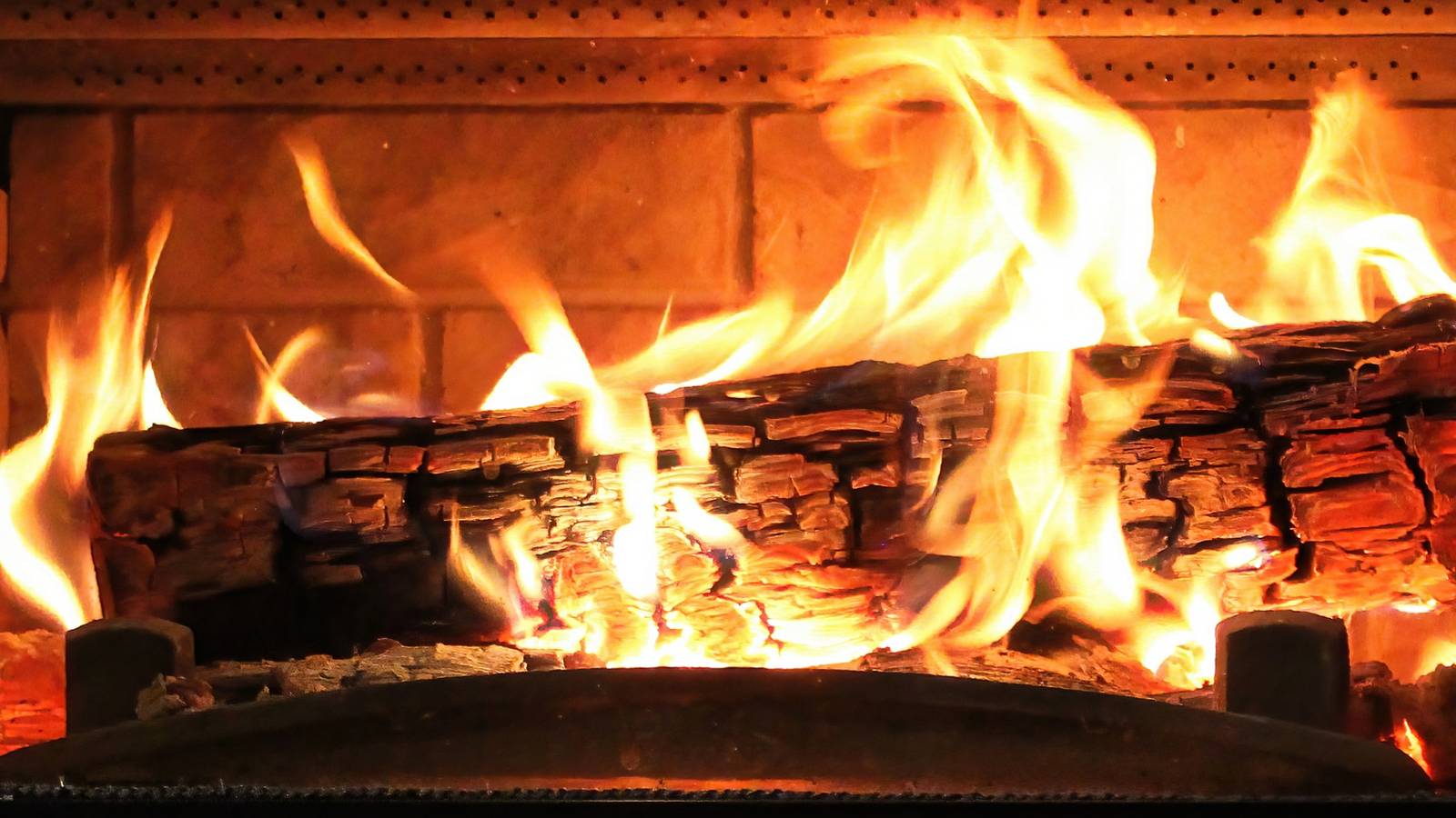 How to Incorporate a Yule Log Into Your Christmas Decorations