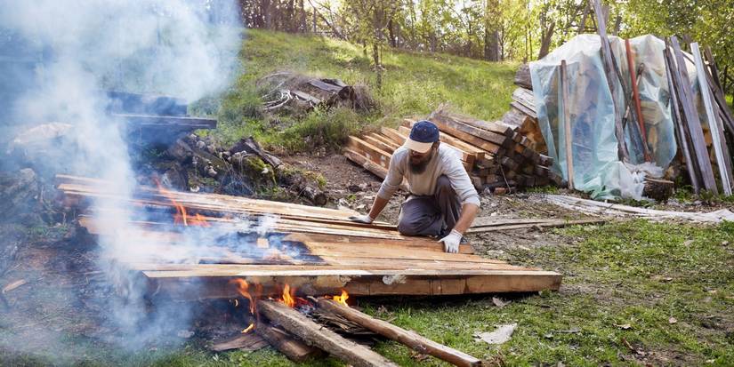 Dangerous Woods That Release Toxins When Burned in Fire Pits