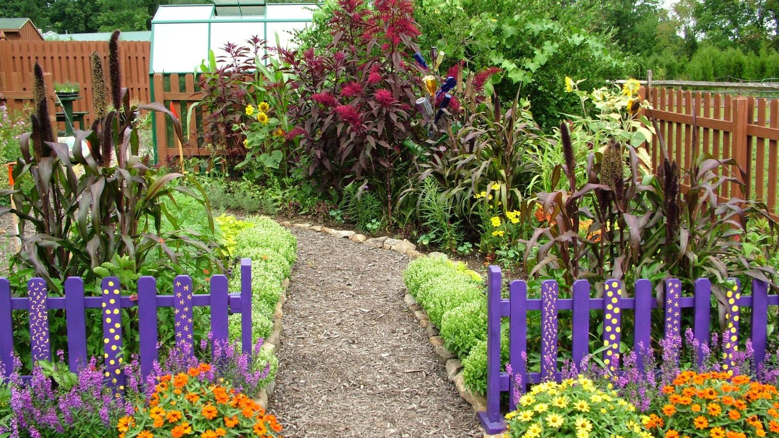 Landscaping Ideas: Use a Dirt Pathway for Rustic Appeal