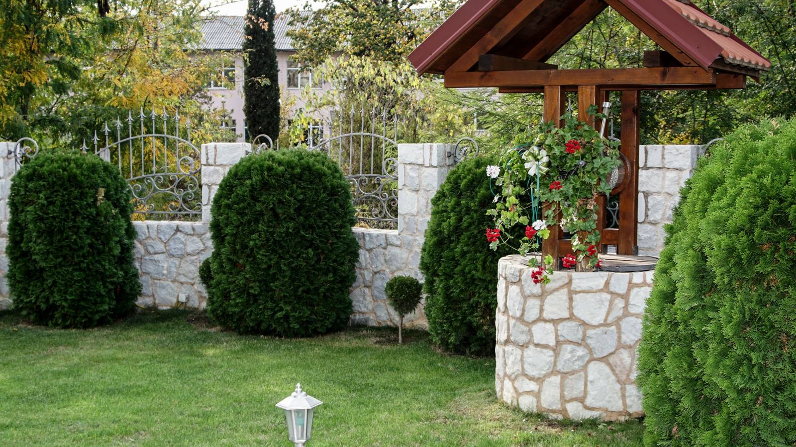 DIY Decorative Garden Well: Build a Rustic Backyard Centerpiece
