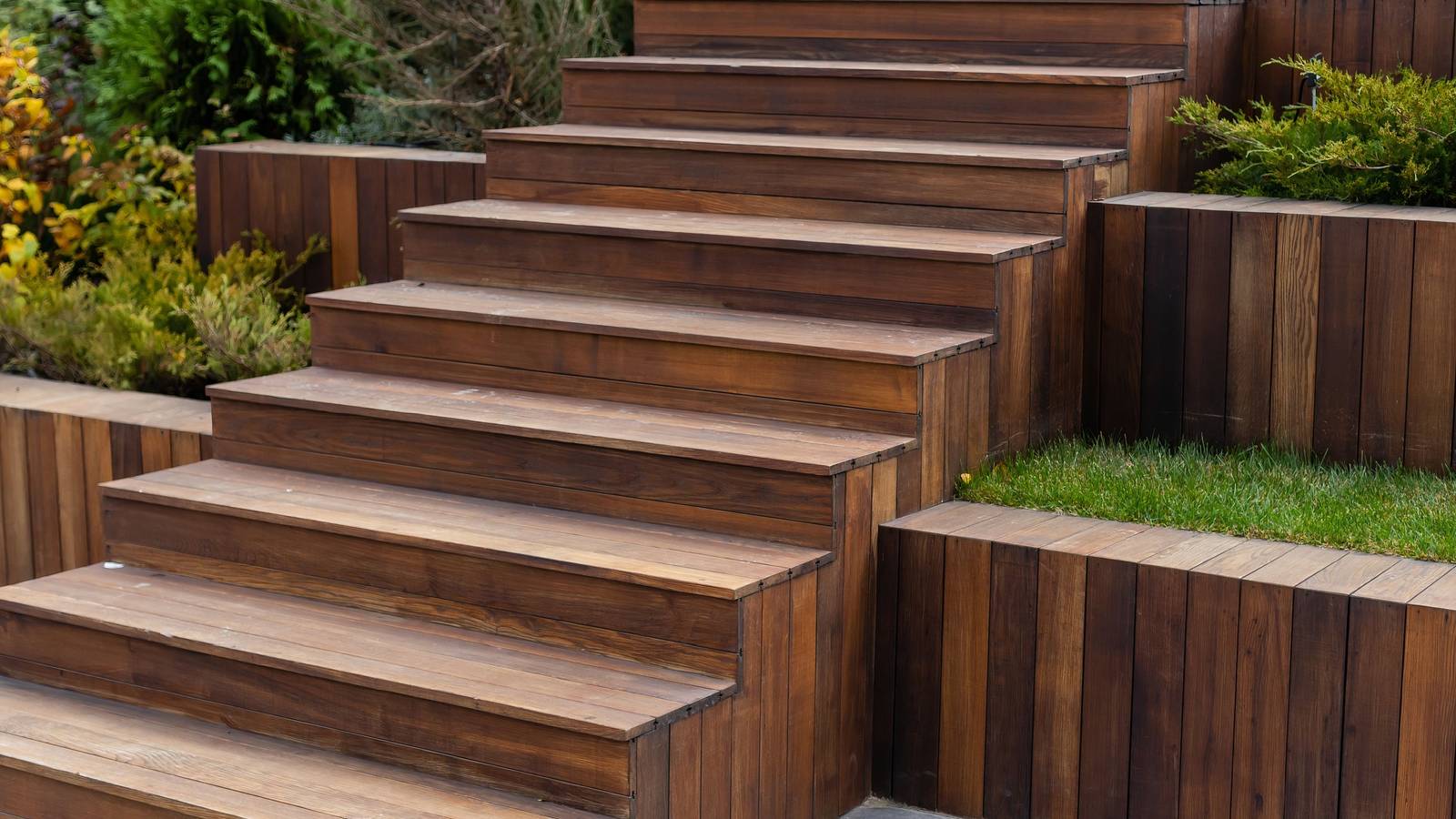 6 Smart Landscaping Ideas for Garden Stairs