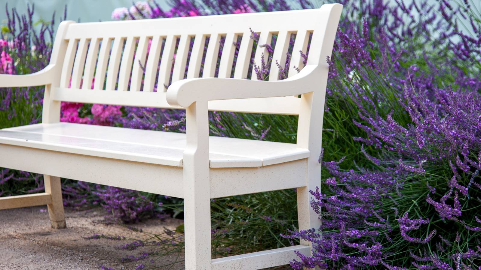 Elevate Your Outdoor Space with Stylish Garden Bench Décor