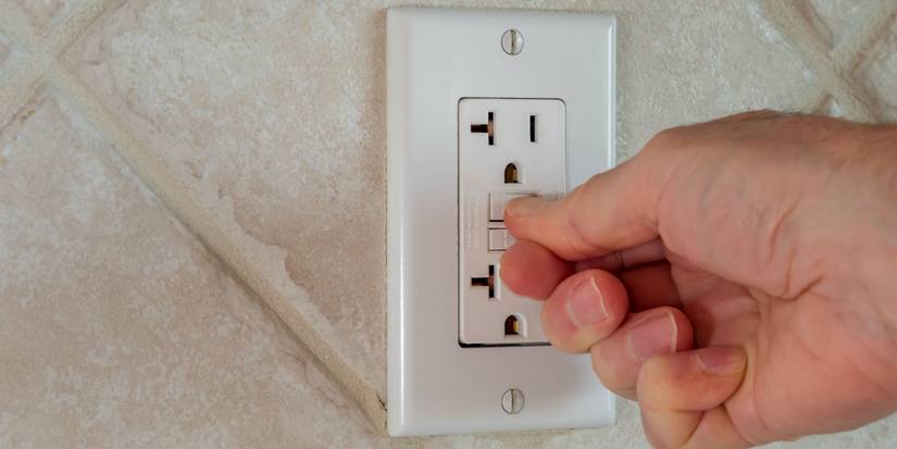 How to Set Up a Magical Outdoor Movie Theater at Home