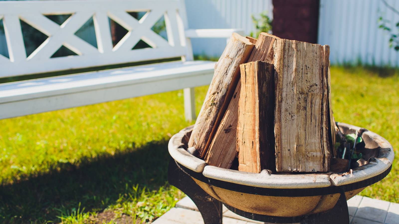 Dangerous Woods That Release Toxins When Burned in Fire Pits