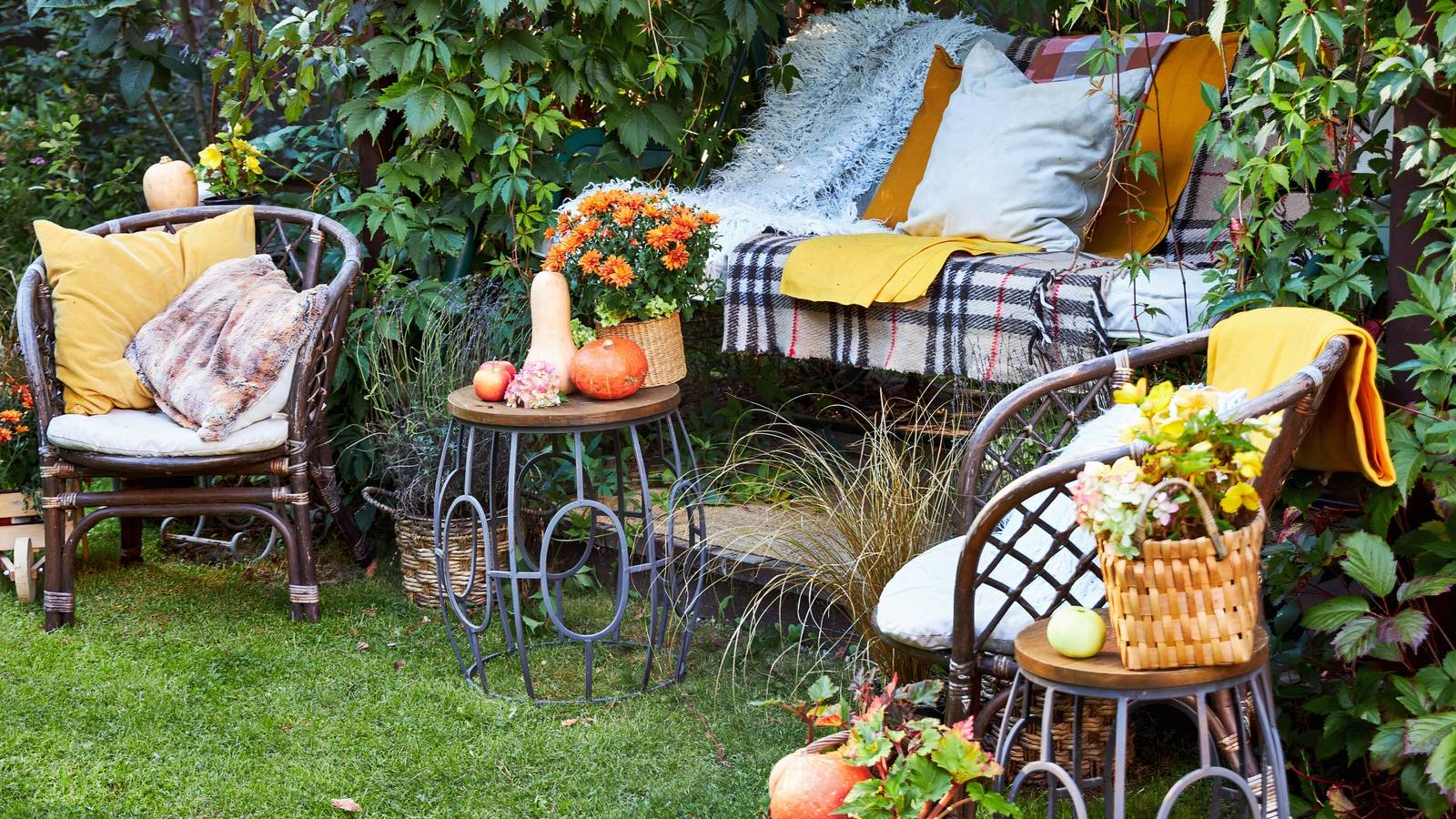 Shabby Chic Backyard Design: Embrace Vintage Charm Outdoors