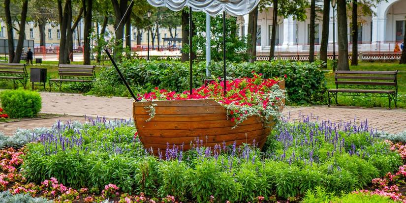 5 Creative Ways to Repurpose an Old Boat in Your Garden
