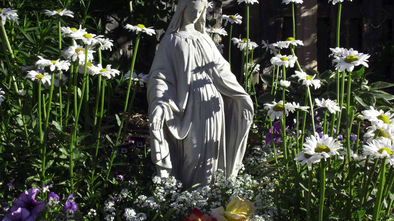 Mary Garden: Flowers and Herbs That Inspire Peace and Devotion