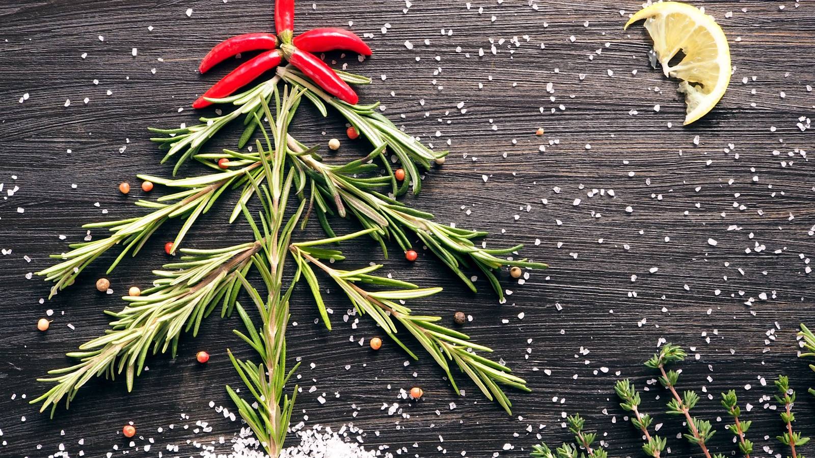 5 Herbs That Make Christmas Decorations Fragrant and Festive