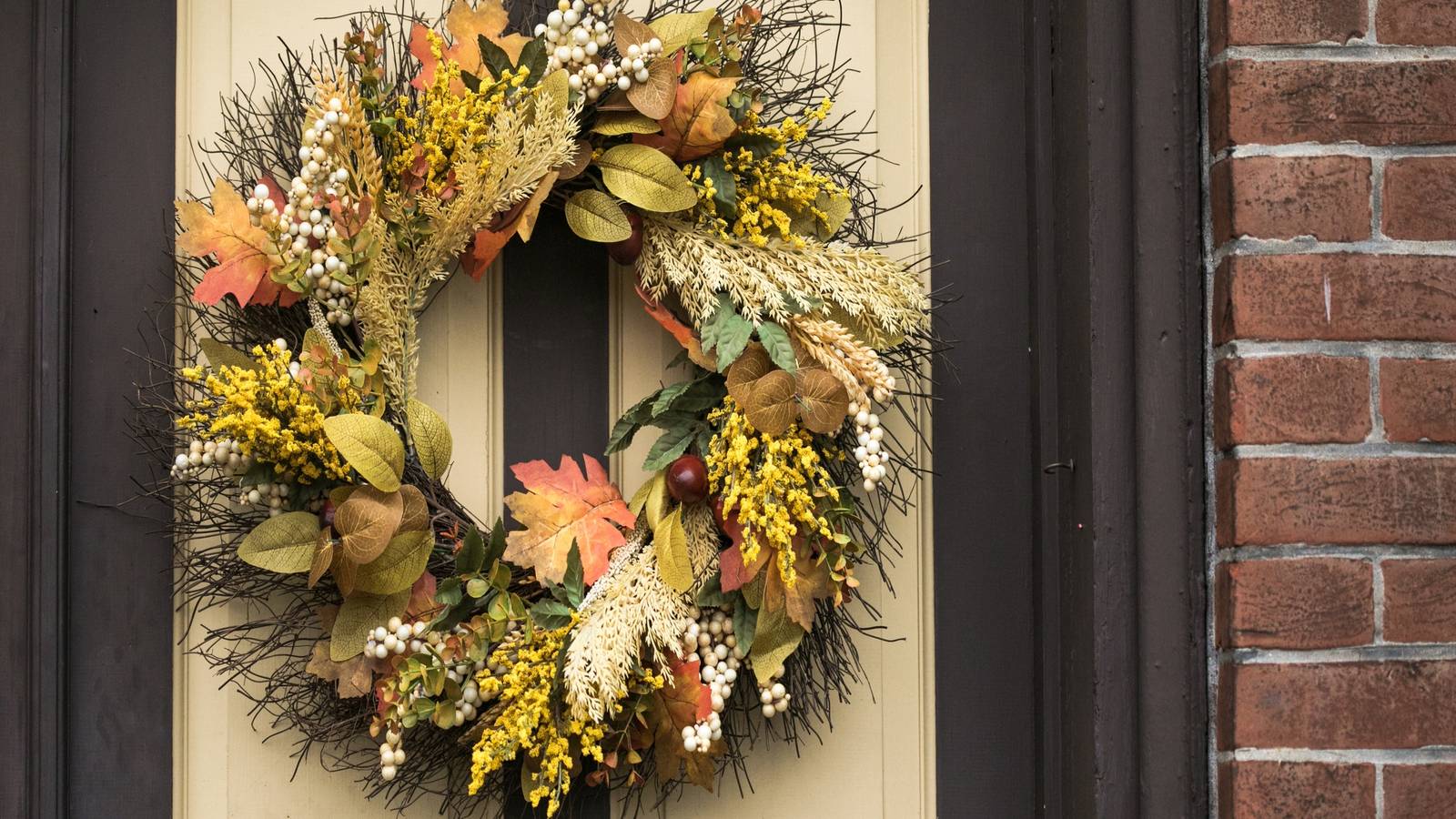 Five Non Evergreen Plants For Stunning Christmas Wreaths
