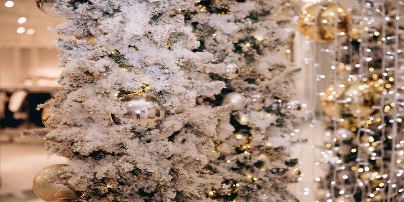 Silver Christmas Tree Styling: Texture, Light, and Timeless Holiday Drama