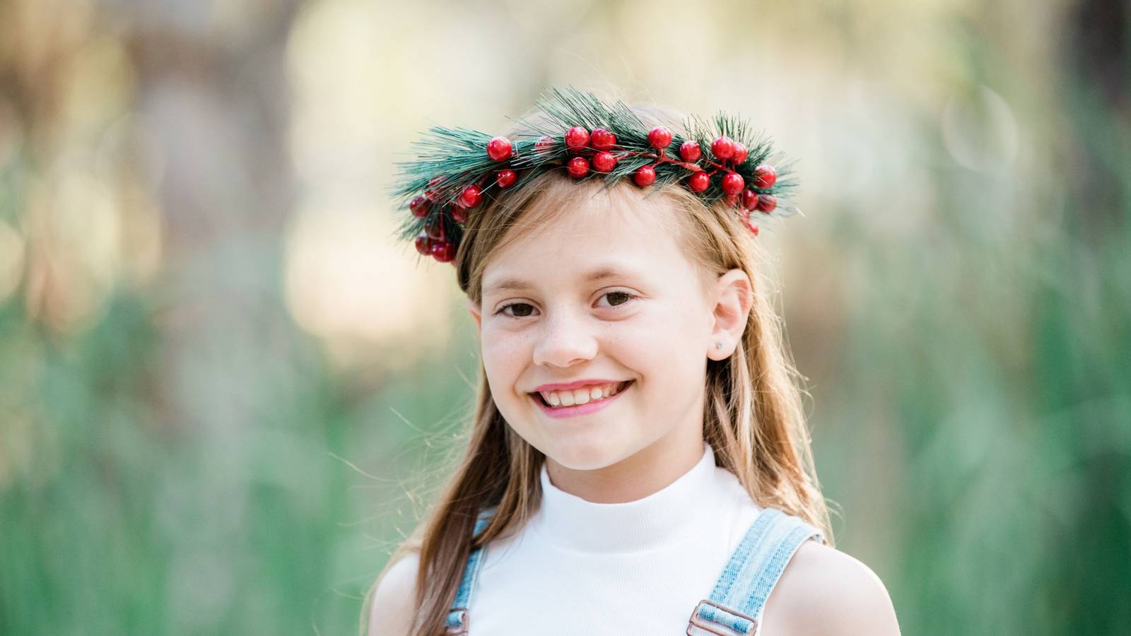 How to Style Holly For Festive Looks That Glow All Season