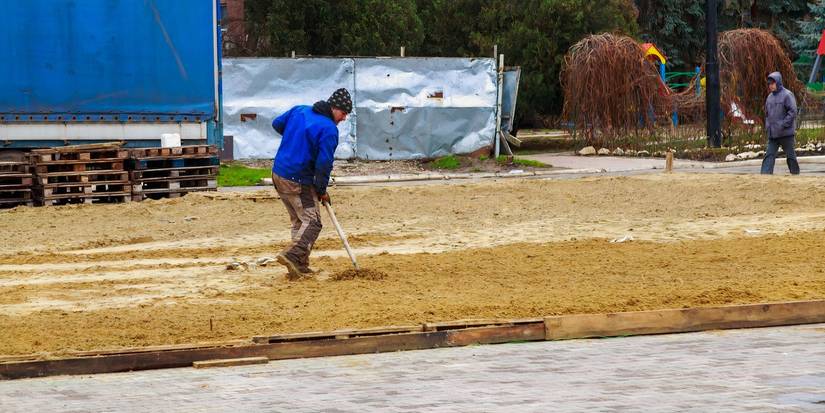How to Build a Backyard Ice Rink on a Flat Lawn