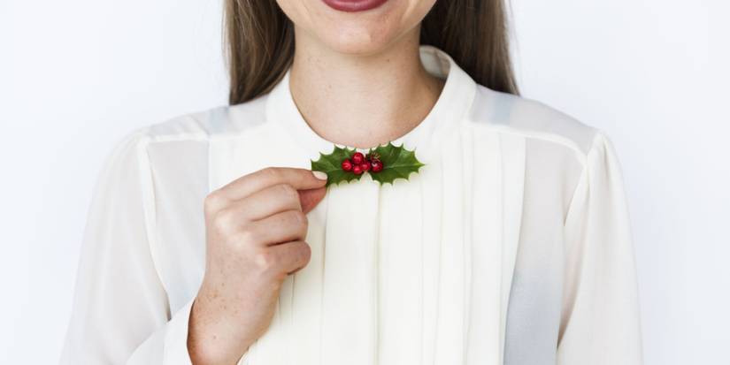 How to Style Holly For Festive Looks That Glow All Season