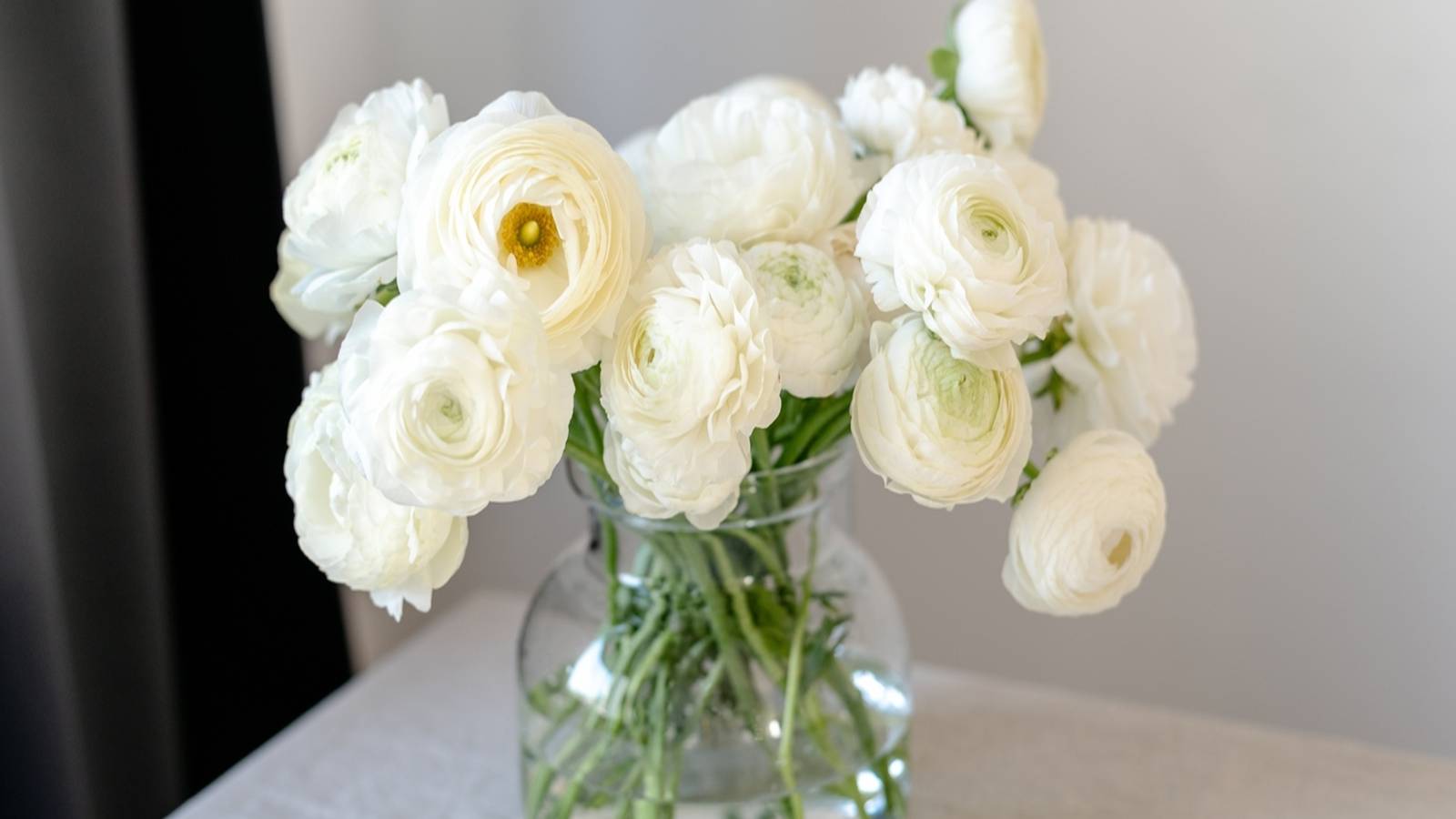 Why White Flowers Define Thoughtful New Year’s Floral Styling
