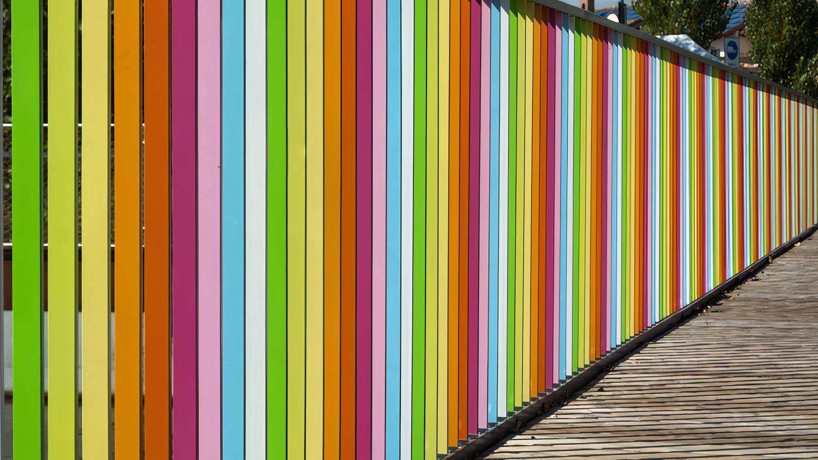 6 Bold Fence Paint Colors to Transform Your Backyard