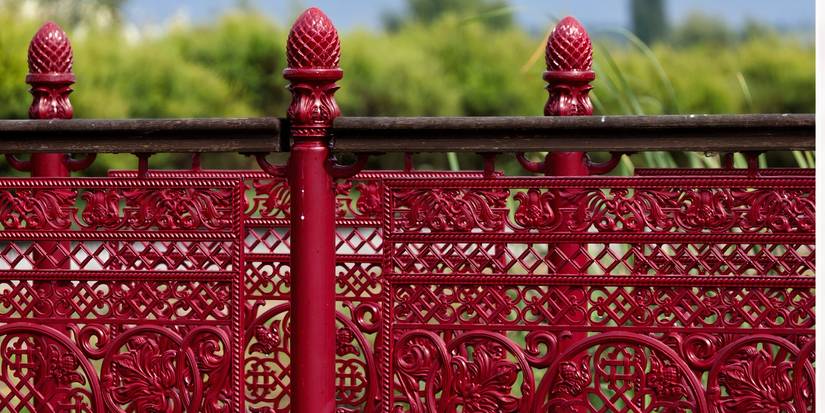 6 Bold Fence Paint Colors to Transform Your Backyard