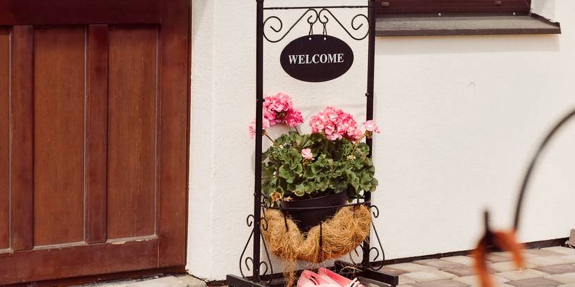 5 Easy DIY Spring Porch Decor Ideas to Refresh Your Entryway